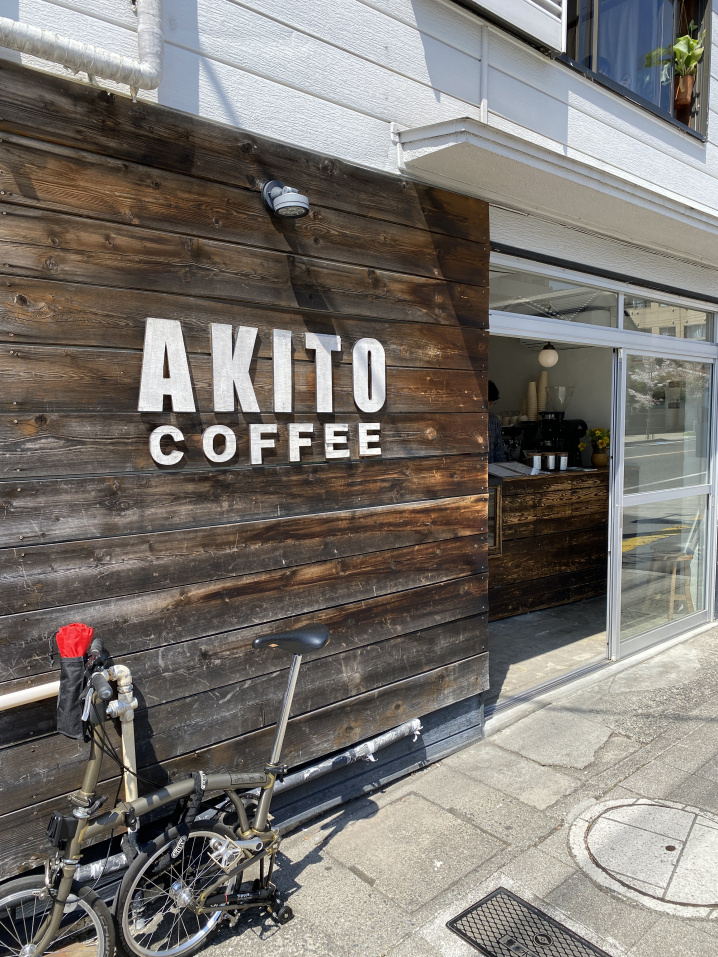 窓越しの桜を見ながら。「AKITO COFFEE」。｜「甲府駅周辺・甲府エリア」の不動産、賃貸売買情報は山梨県の丸和不動産へ！
